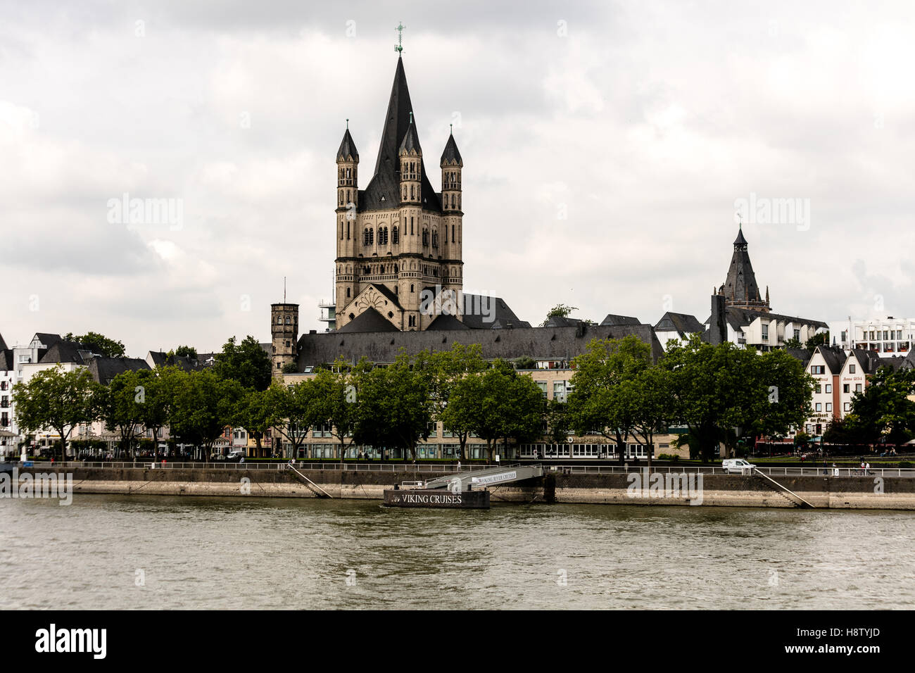 Katholischer kirchturm st martins -Fotos und -Bildmaterial in hoher ...