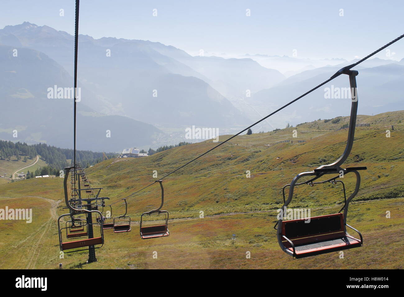 Sessellift auf den Bergen der Alpen in Norditalien Stockfotografie - Alamy