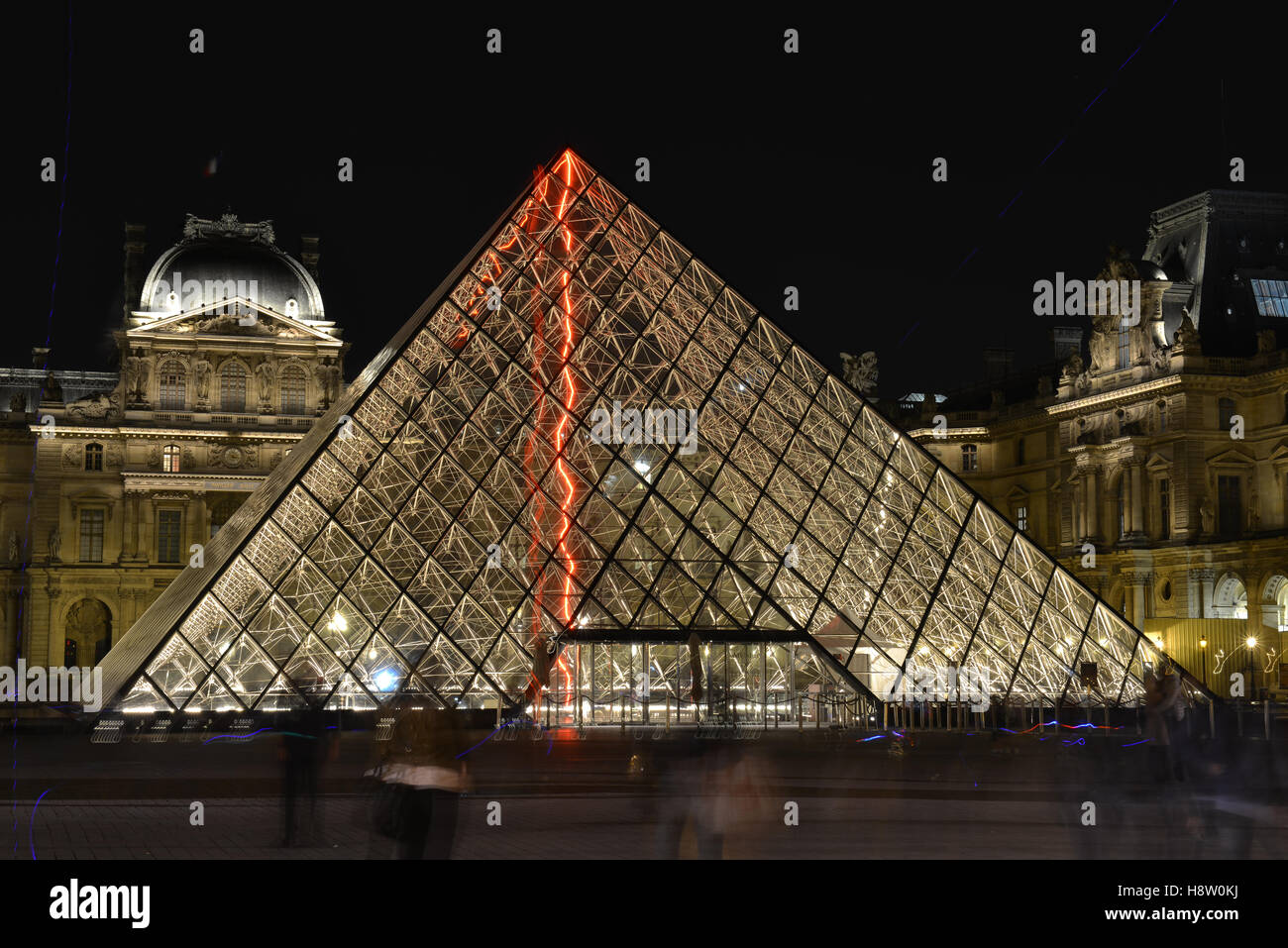 Pyramide paris -Fotos und -Bildmaterial in hoher Auflösung – Alamy