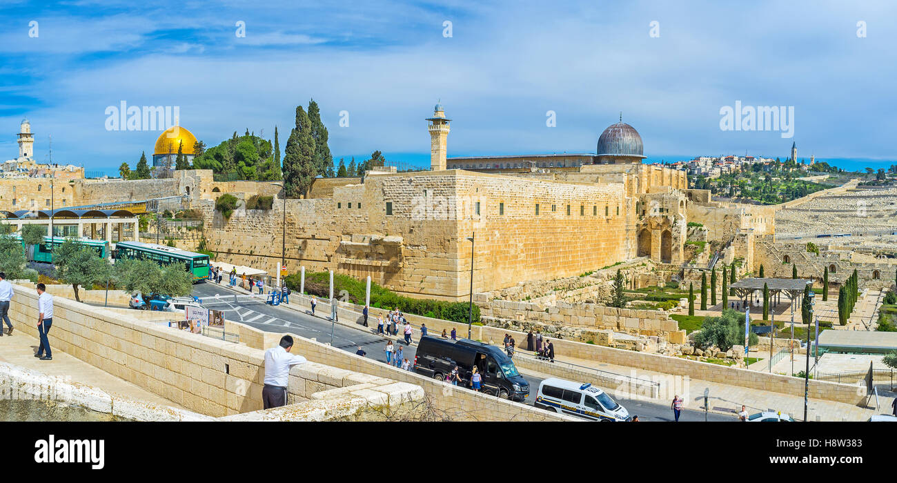 Die Aussicht auf die südliche Wand des architektonischen Ensembles ...