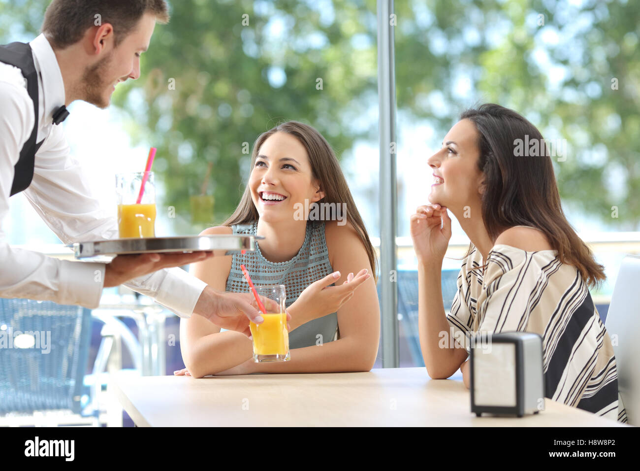 Bar bedienung -Fotos und -Bildmaterial in hoher Auflösung – Alamy