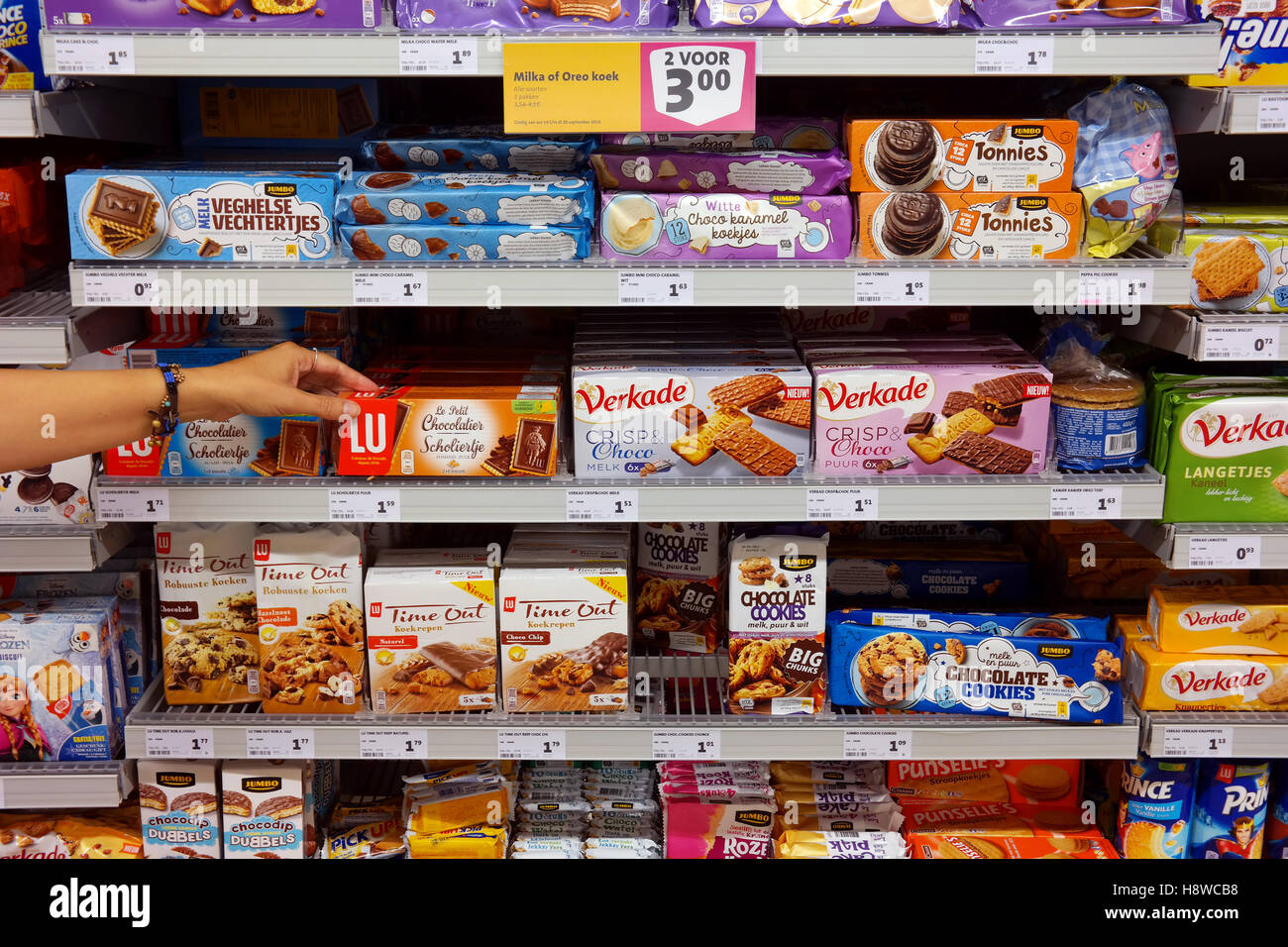Keks Packungen im Supermarkt Stockfotografie - Alamy