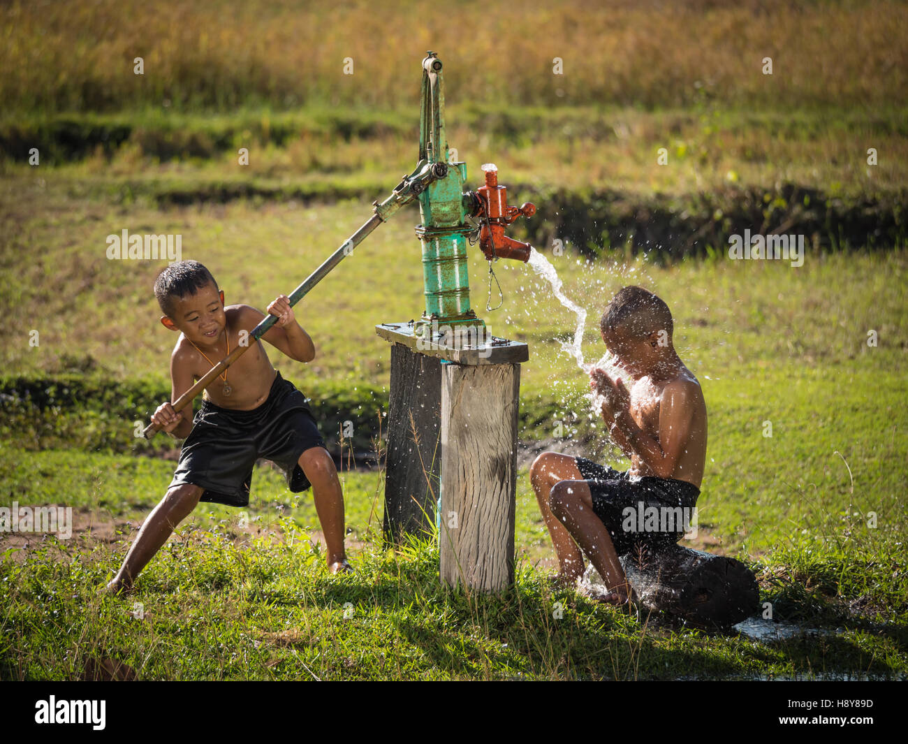 Boy in outdoor shower -Fotos und -Bildmaterial in hoher Auflösung – Alamy