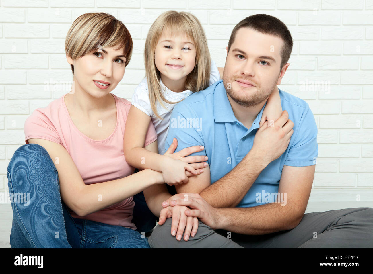 glückliche Familie Mutter, Vater und zwei Kinder spielen und kuscheln ...