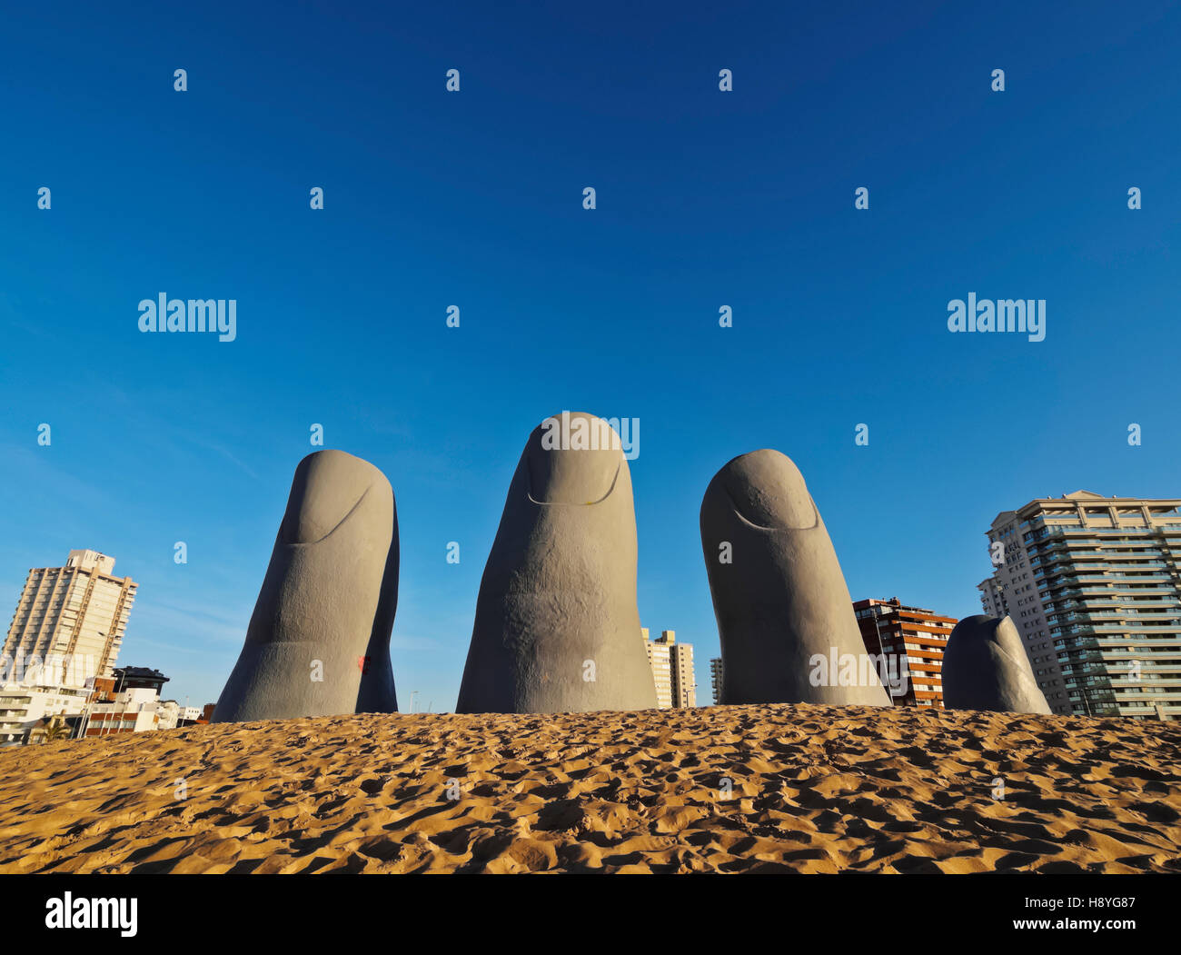 Uruguayische fingerskulptur -Fotos und -Bildmaterial in hoher Auflösung ...