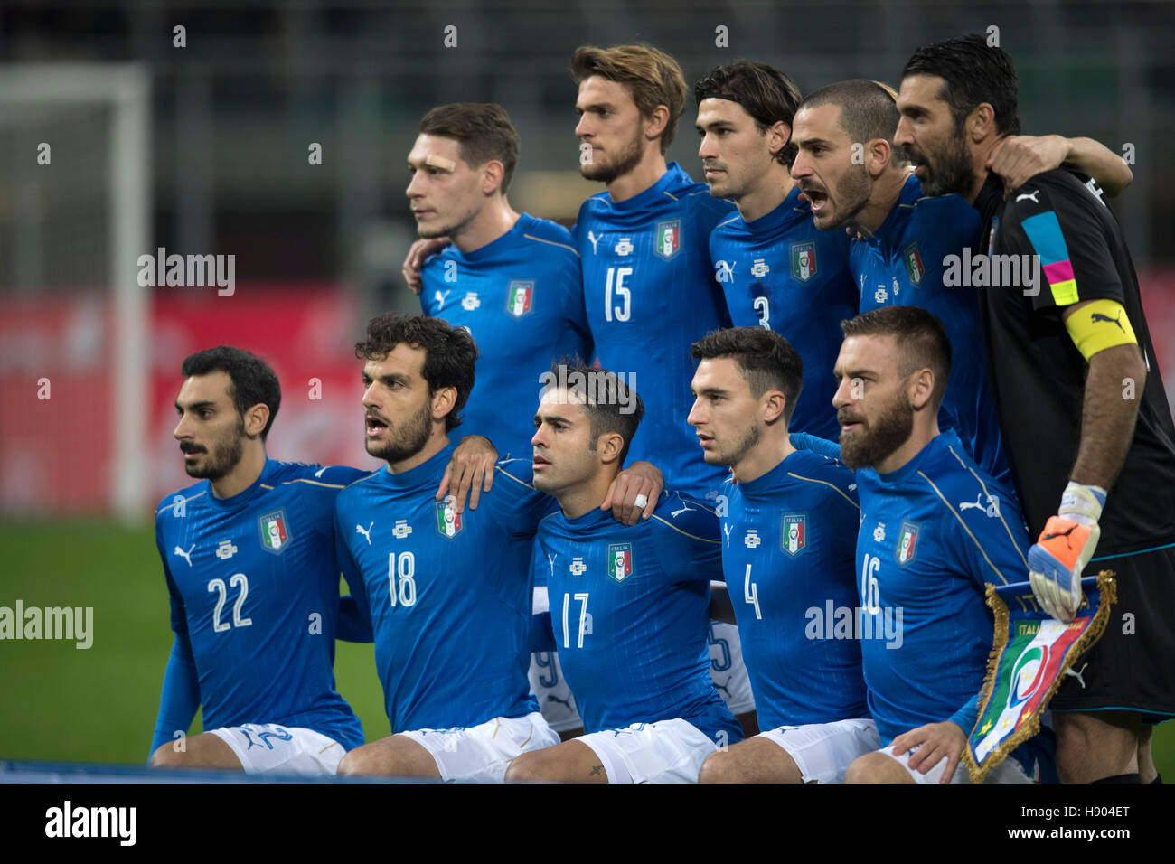 Italy team group line up -Fotos und -Bildmaterial in hoher Auflösung ...