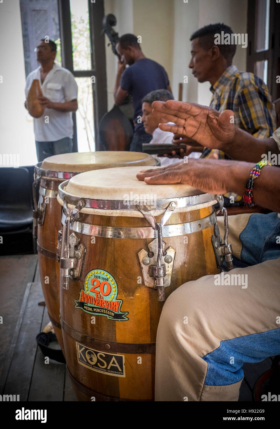 Havanna, Kuba: Salsa-Band und Tänzerinnen im Cafe Taberna (Cafe Beny ...