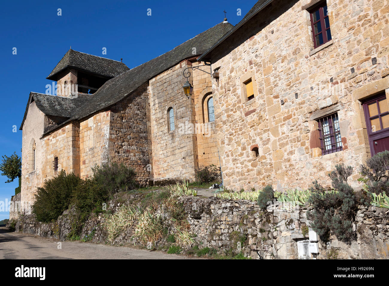 Hergestellt aus rosa Sandstein, der Kirche und ein altes Haus in der ...