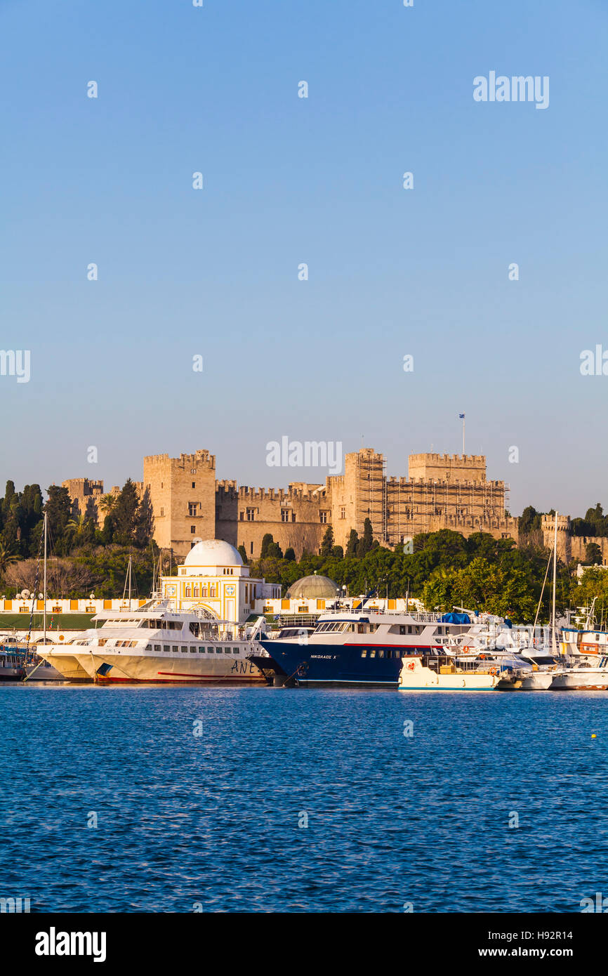 AUSFLUGSSCHIFFE, MANDRAKI HAFEN, HAFEN, PALAST DES GROßMEISTERS, RHODOS ...