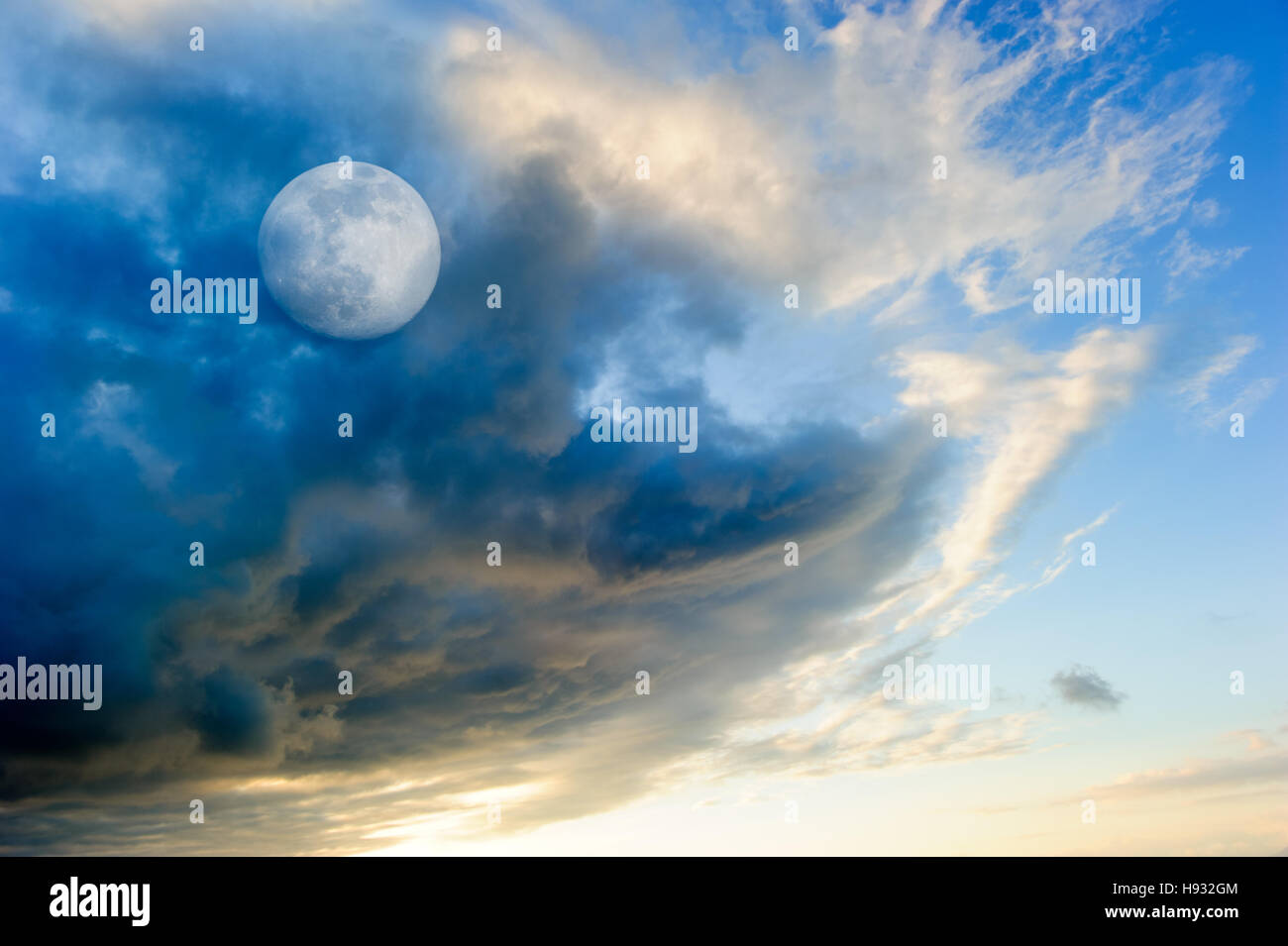 Mond himmel wolken -Fotos und -Bildmaterial in hoher Auflösung – Alamy