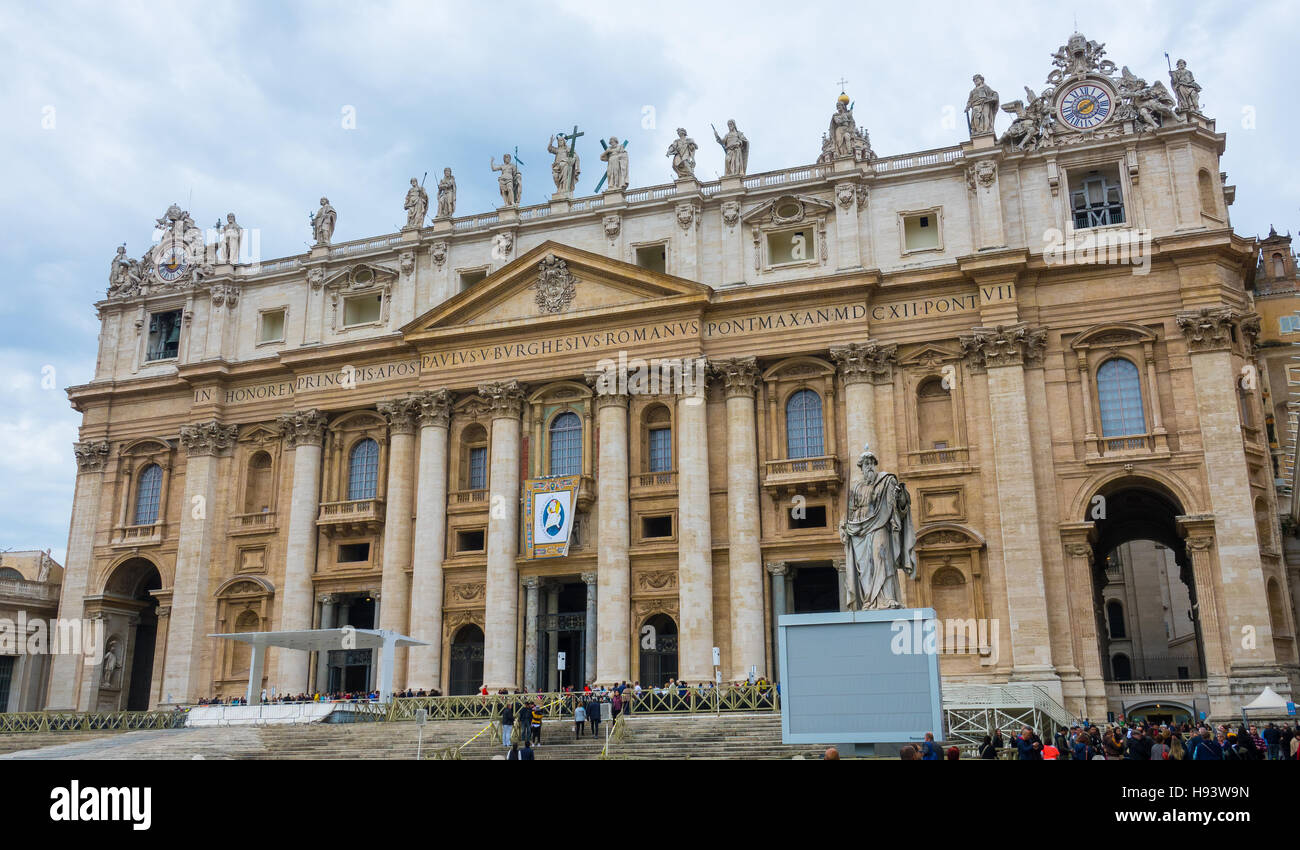 Beeindruckende St Peters Basilica in Rom - die wichtigsten katholischen ...