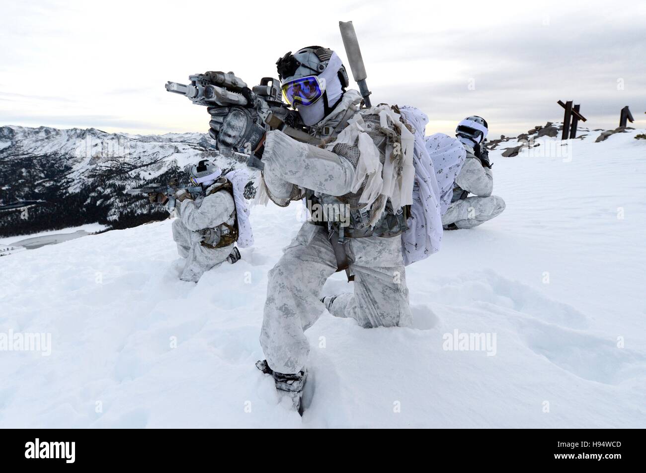 US Navy SEAL Soldaten führen Winter Kriegsführung Techniken im Schnee ...