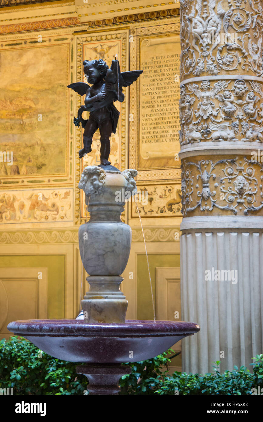 Putto mit Delphin (Andrea Verrocchio), Palazzo Vecchio Innenhof in der ...