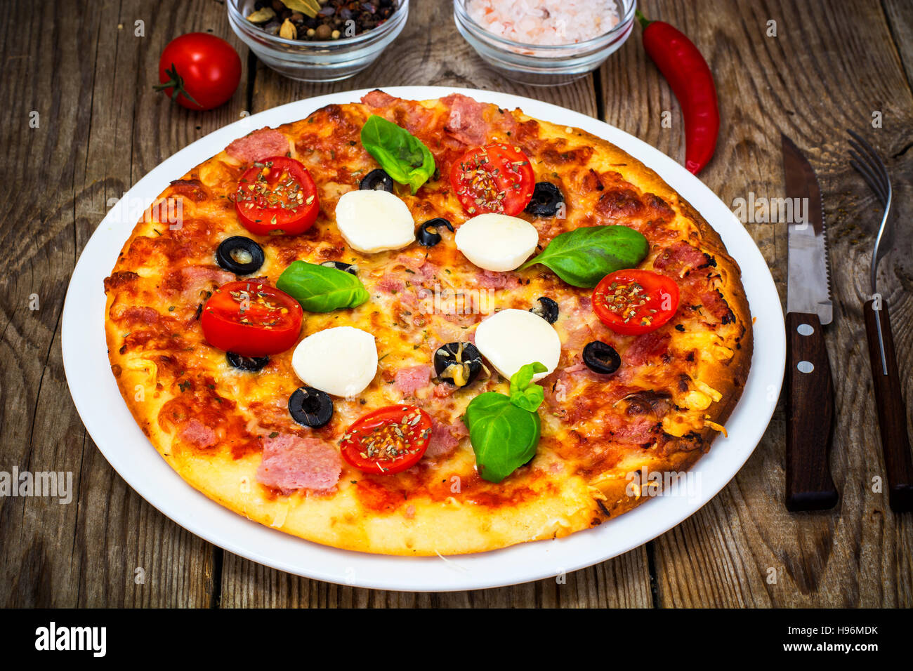 Italienische Pizza mit Schinken, Käse, Champignons, Tomaten und ...