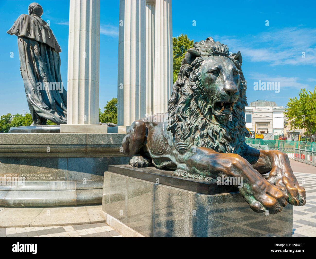 Das Denkmal für Zar Alexander II. von der Rückseite mit einer Skulptur ...