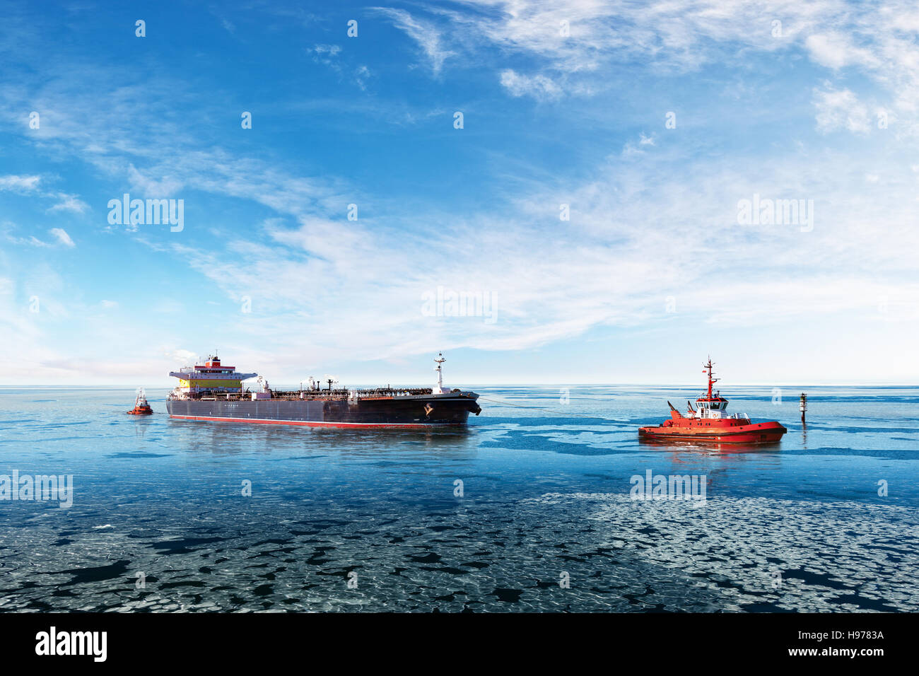 Rote Schlepper Abschleppen ein Tanker Schiff im Winter Stockfotografie ...
