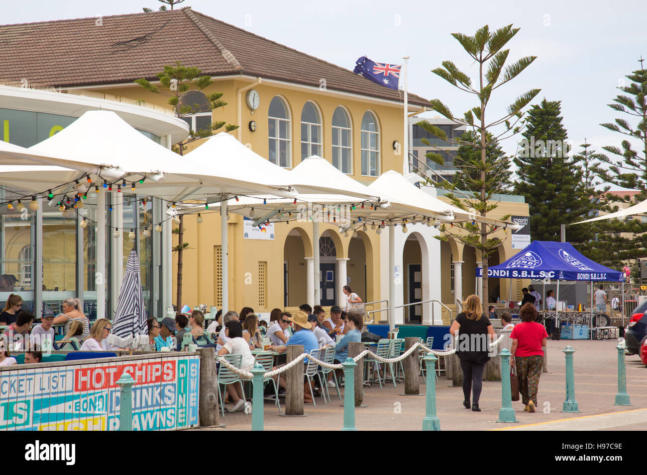 Bondi Beach, bondi Cafe und Restaurant neben dem Bondi Surf Badthers ...
