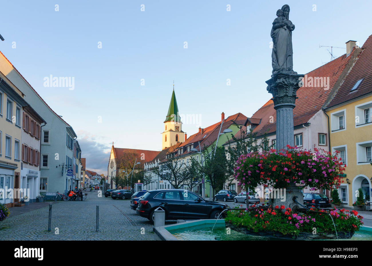 Hüfingen (Schwarzwald): Hauptstraße mit Kirche, Schwarzwald ...