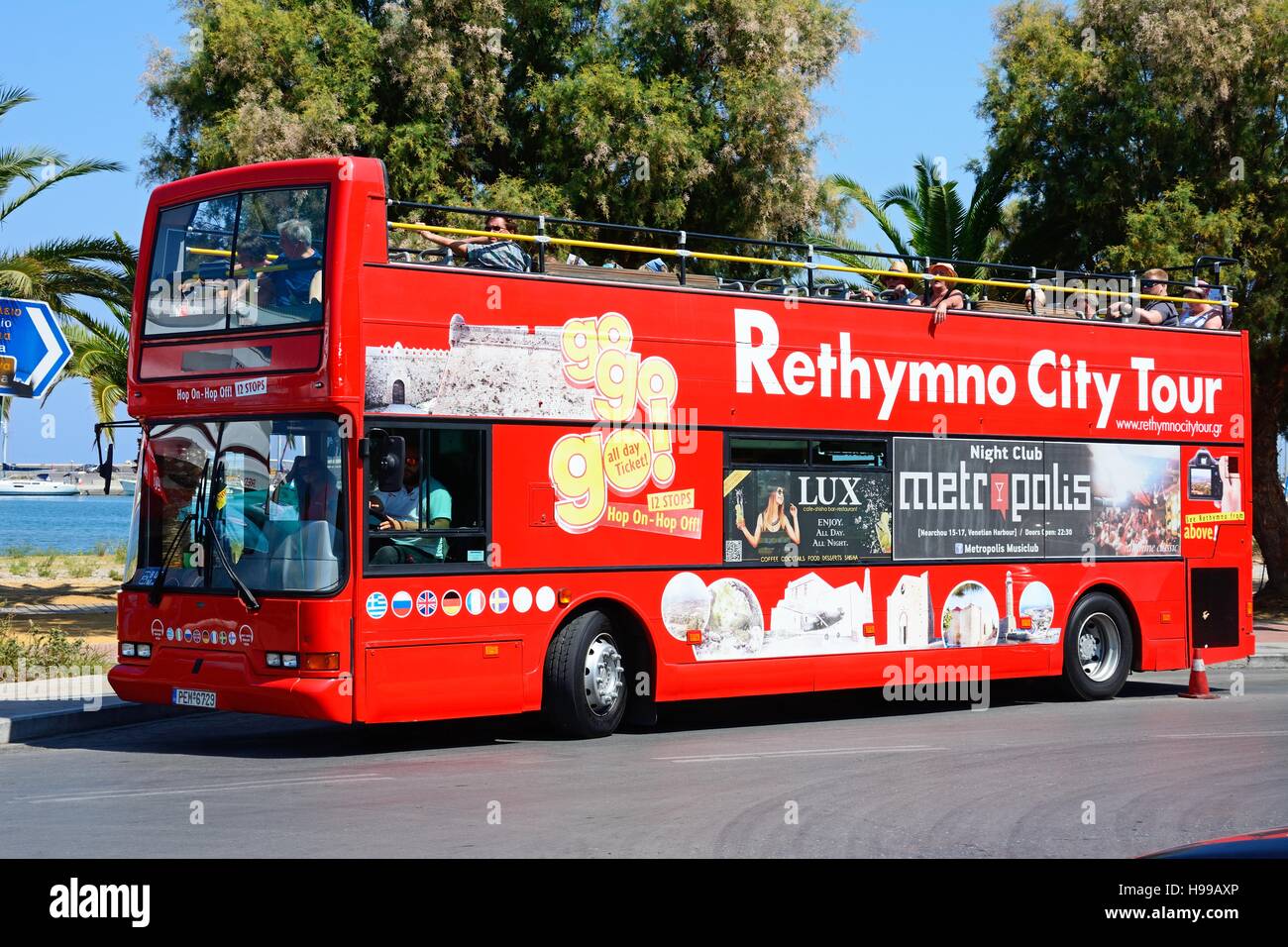 Roter offener bus -Fotos und -Bildmaterial in hoher Auflösung – Alamy