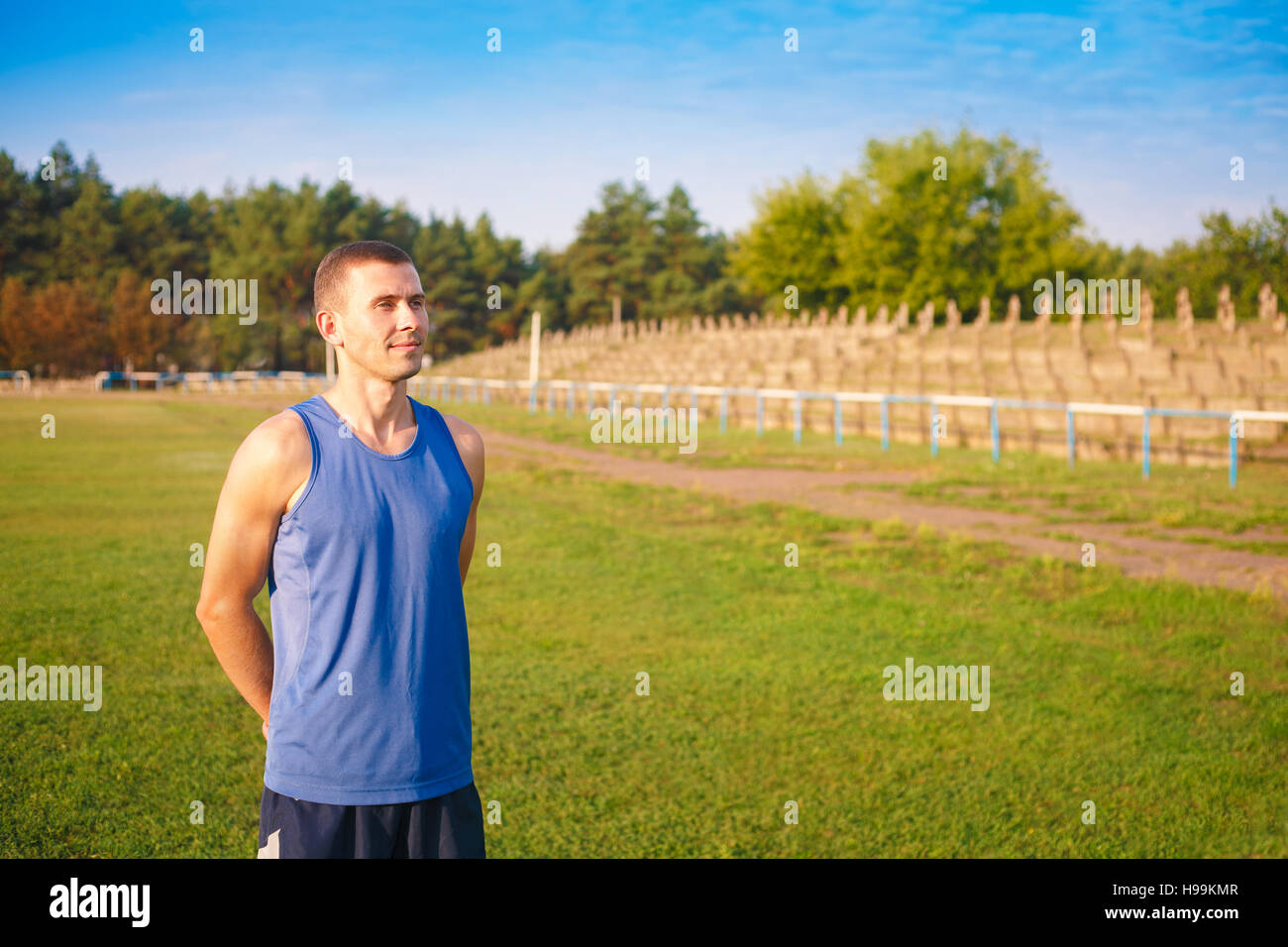 Junger sportlicher Mann stehend im alten Stadion Stockfotografie - Alamy