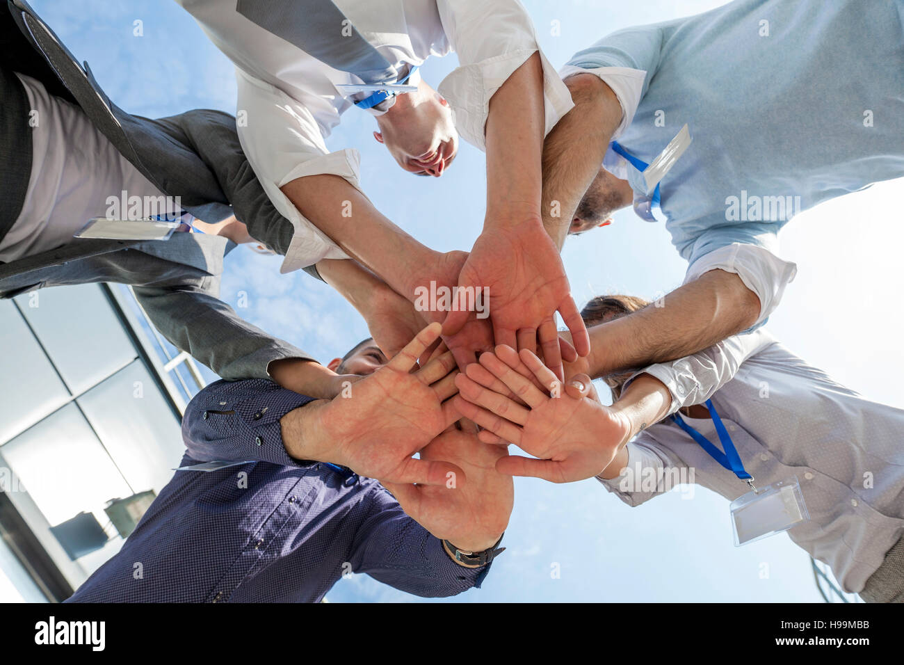 Gruppe von menschen in einem kreis -Fotos und -Bildmaterial in hoher ...