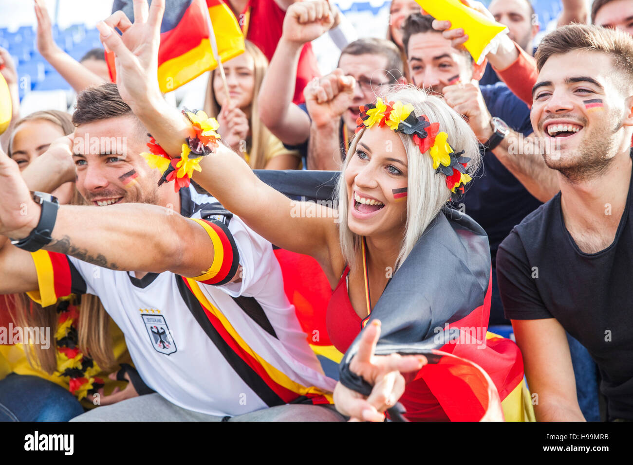 Deutsche Fußball-Fans im Stadion jubeln Stockfotografie - Alamy