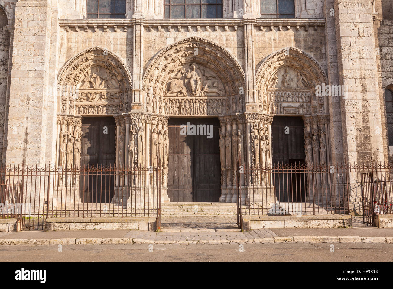Das Tympanon auf der Westfassade der Kathedrale von Chartres ...