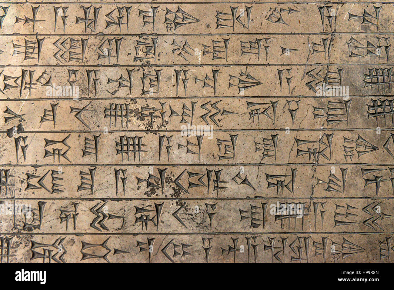 Keilschrift geschnitzt Schriften im archäologischen Museum von Teheran ...