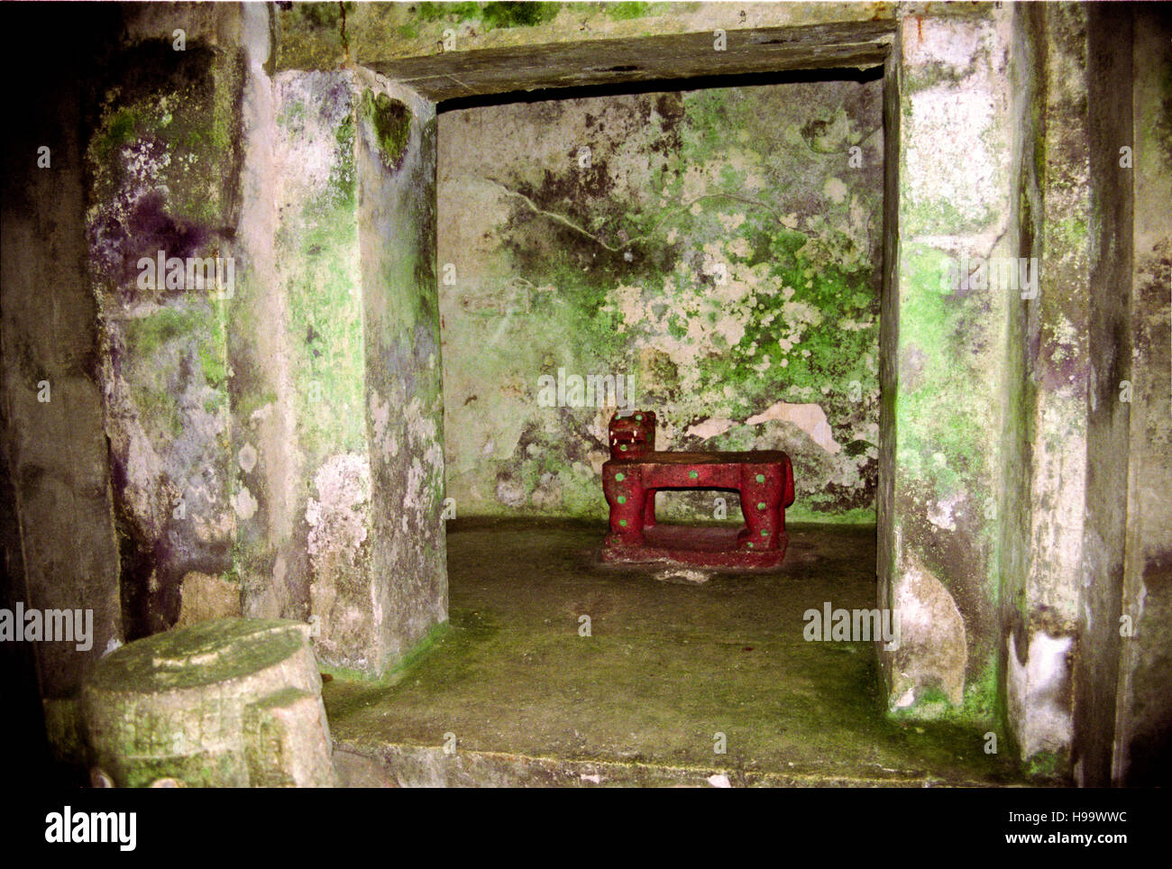 Innen El Castillo (AKA Tempel des Kukulcan) ist diese Statue oder Altar ...