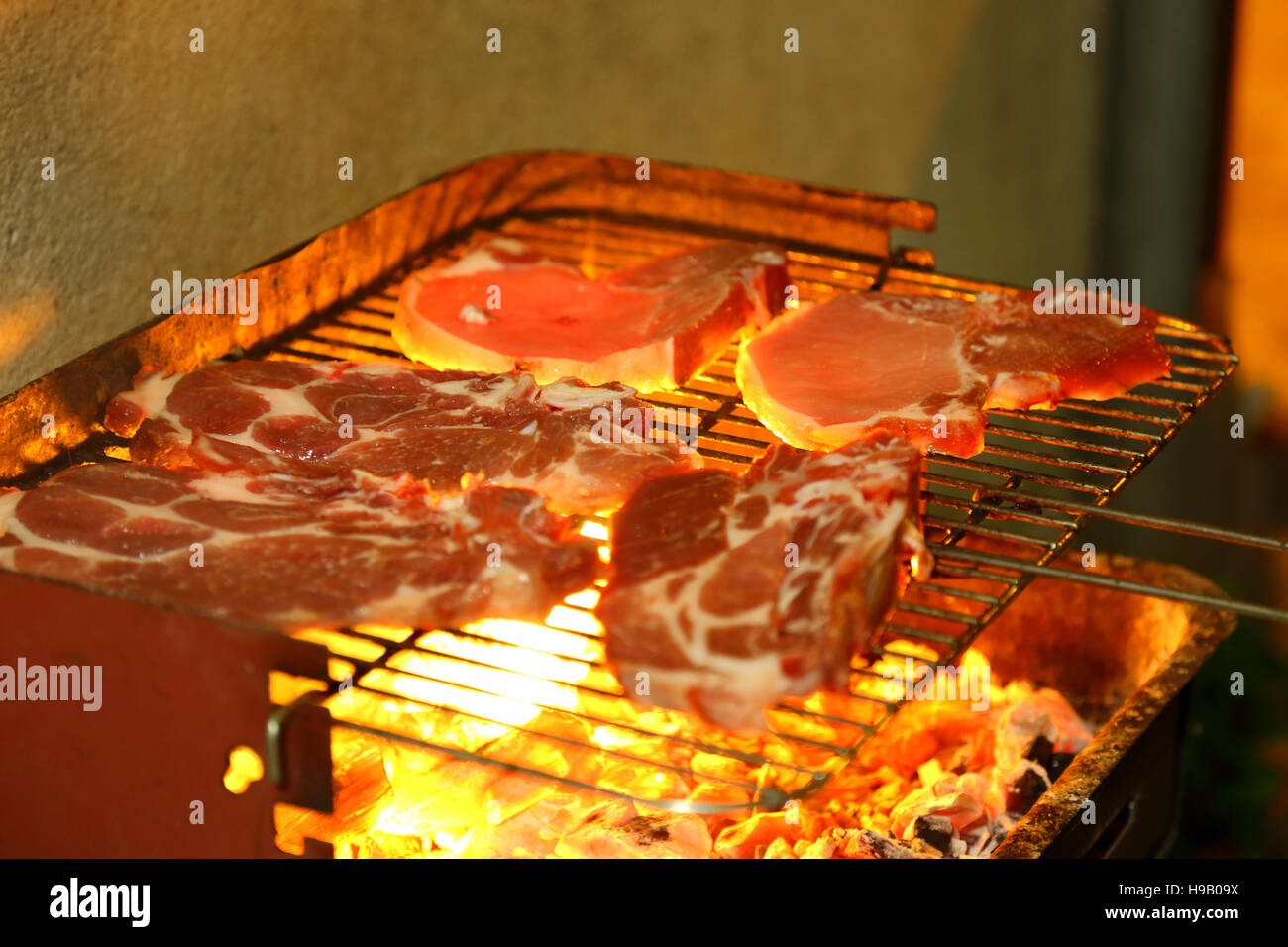Barbecue grills -Fotos und -Bildmaterial in hoher Auflösung – Alamy