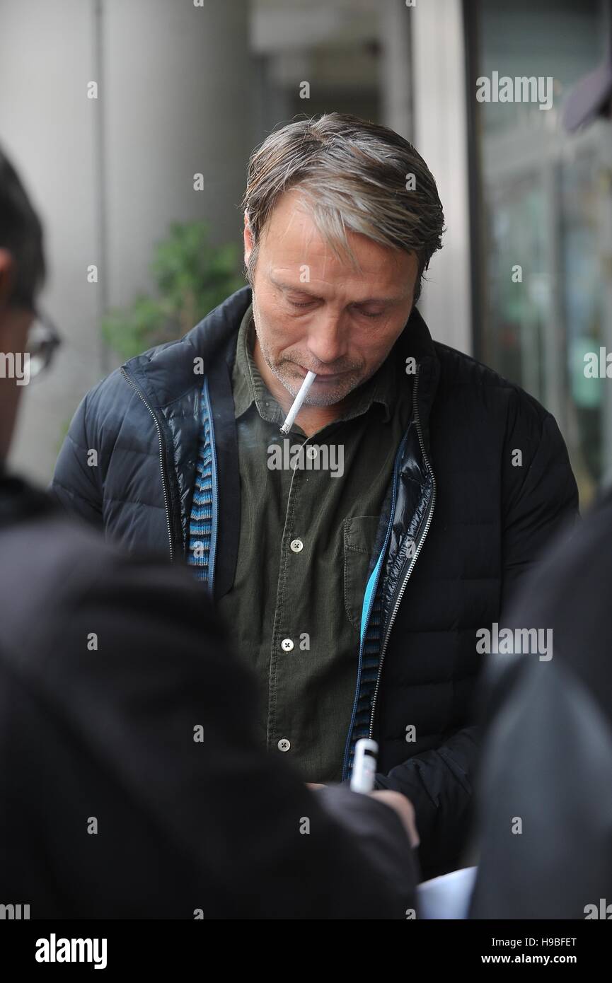 Mads Mikkelsen raucht eine Zigarette und einige Autogramme nach dem ...