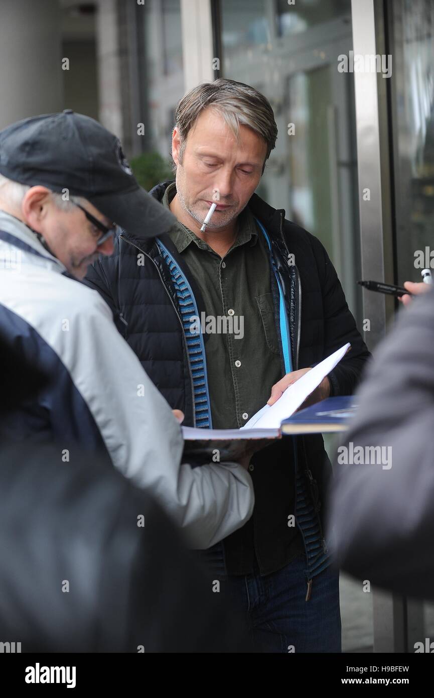 Mads Mikkelsen raucht eine Zigarette und einige Autogramme nach dem ...