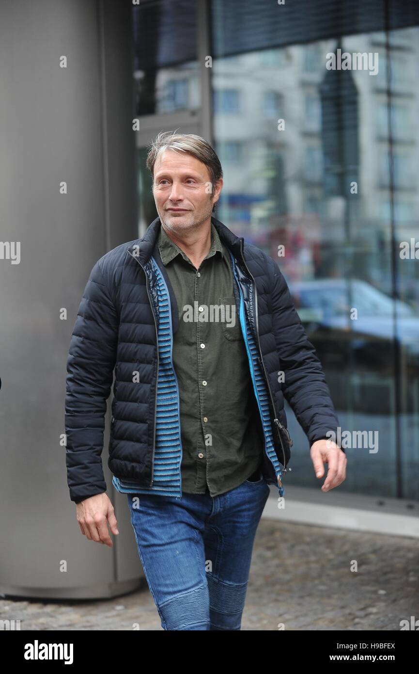 Mads Mikkelsen raucht eine Zigarette und einige Autogramme nach dem ...