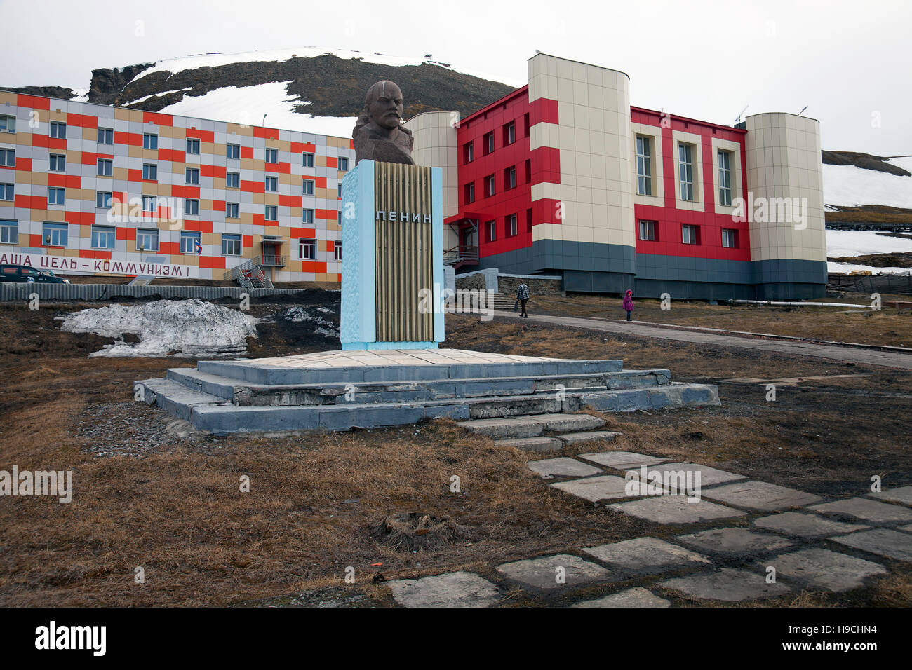 Lenin-Statue in Barentsburg, russische Kohle Bergbausiedlung im ...