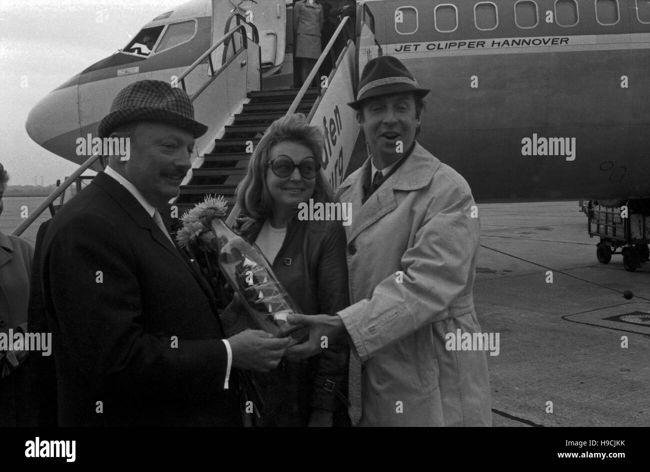 Der Österreichische Sänger Und Schauspieler Peter Alexander Und Ehefrau ...