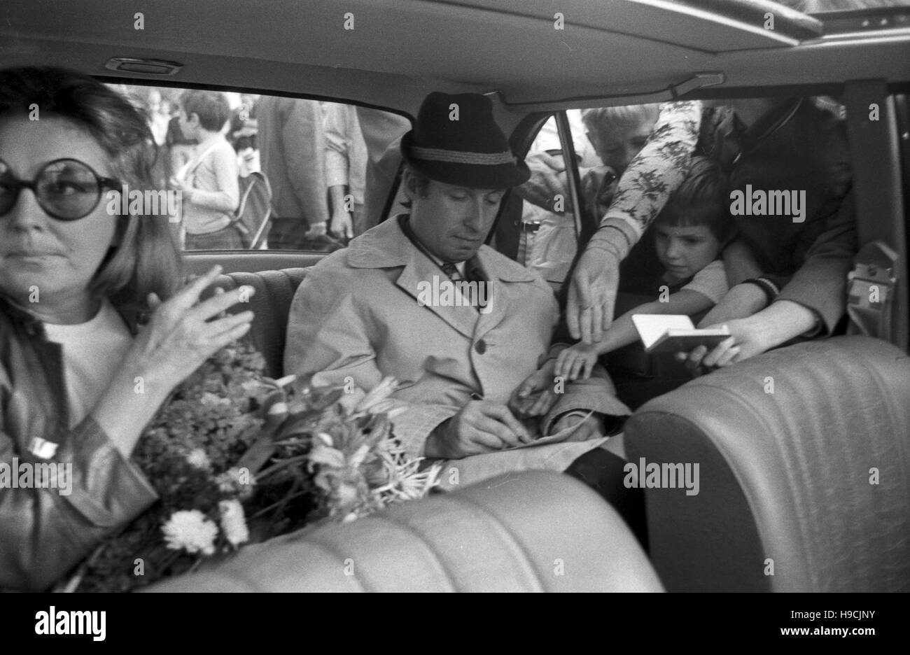 Der Österreichische Sänger Und Schauspieler Peter Alexander Und Ehefrau ...