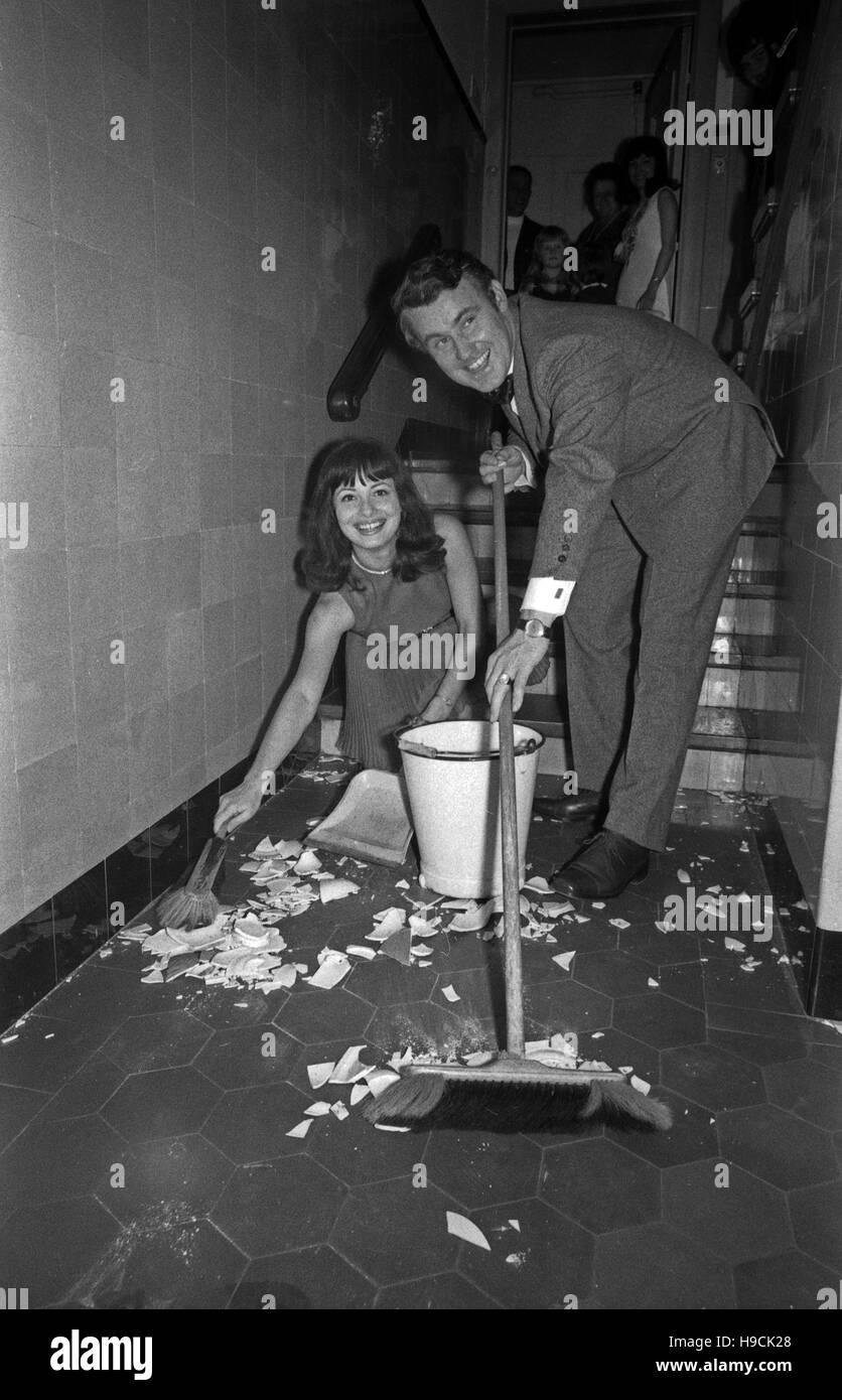 Fest Im Hause Edgar Bessen Und Heidi Koehn, 1960er Jahre Deutschland ...