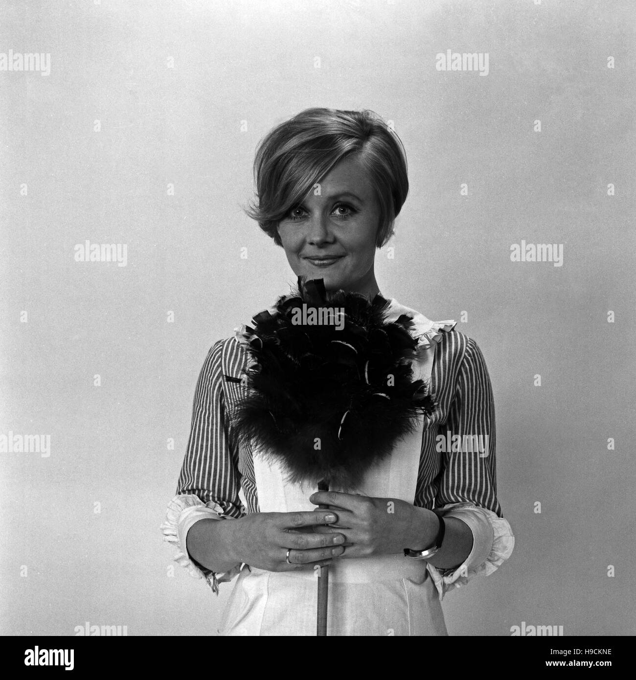 Die deutsche Sängerin und Plant Inge Brück als Dienstmädchen mit ...