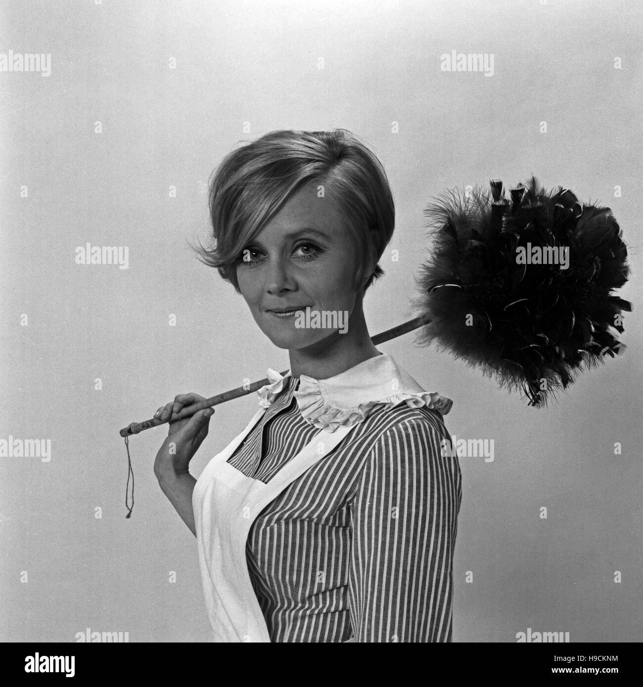 Die deutsche Sängerin und Plant Inge Brück als Dienstmädchen mit ...