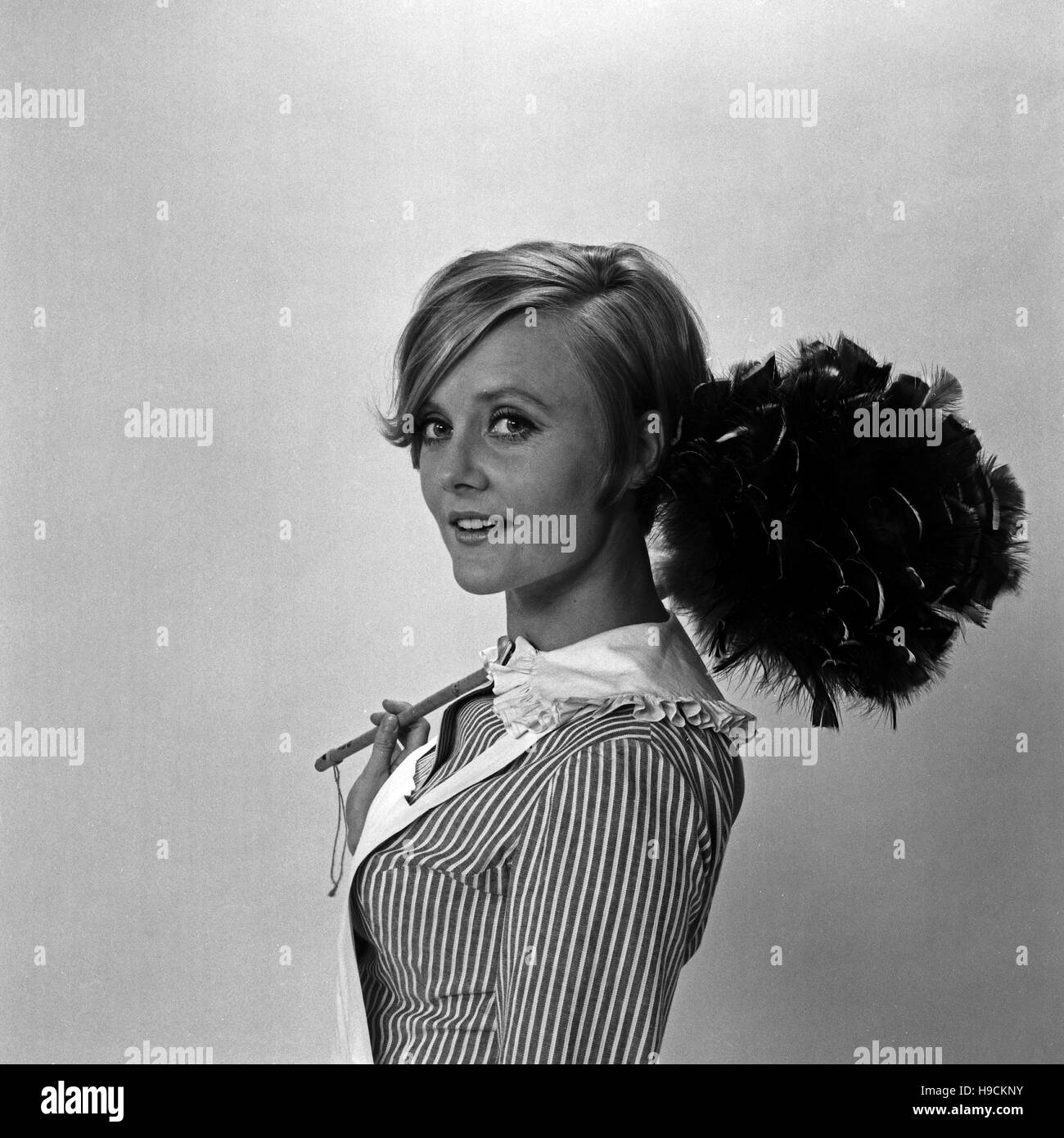 Die deutsche Sängerin und Plant Inge Brück als Dienstmädchen mit ...