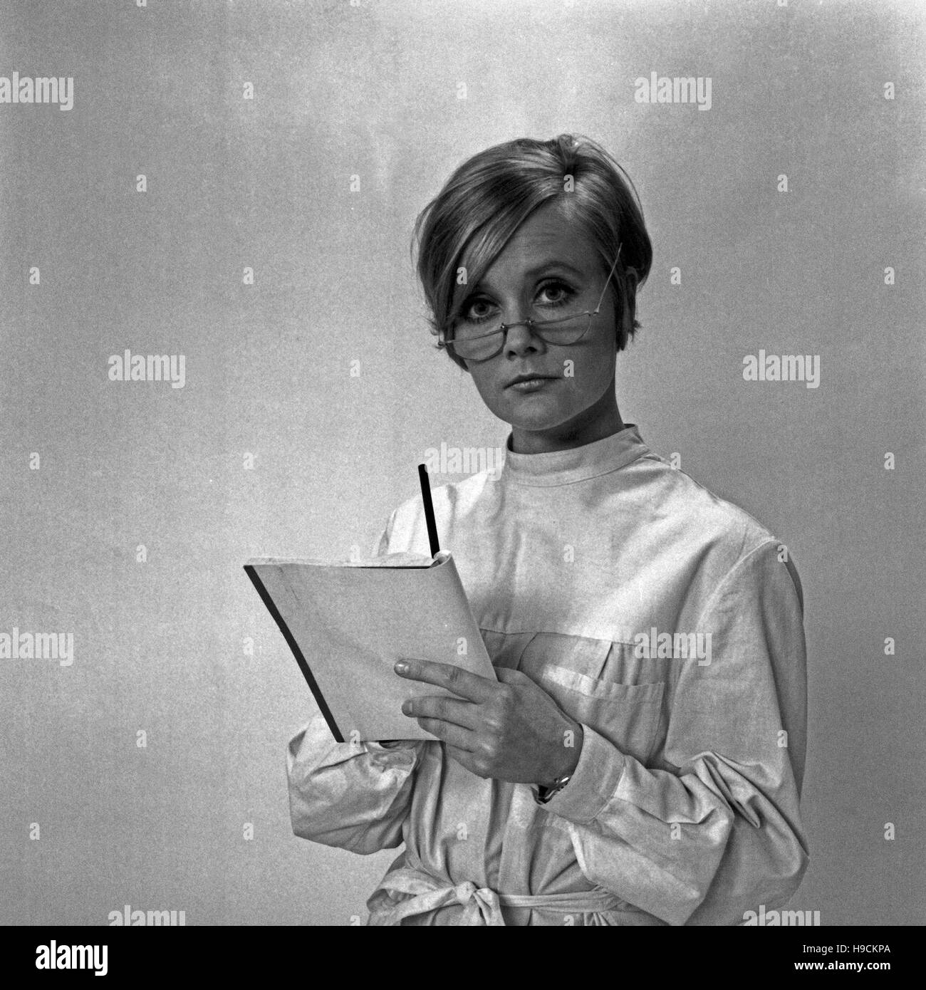 Die deutsche Sängerin und Plant Inge Brück als Ärztin, Deutschland ...