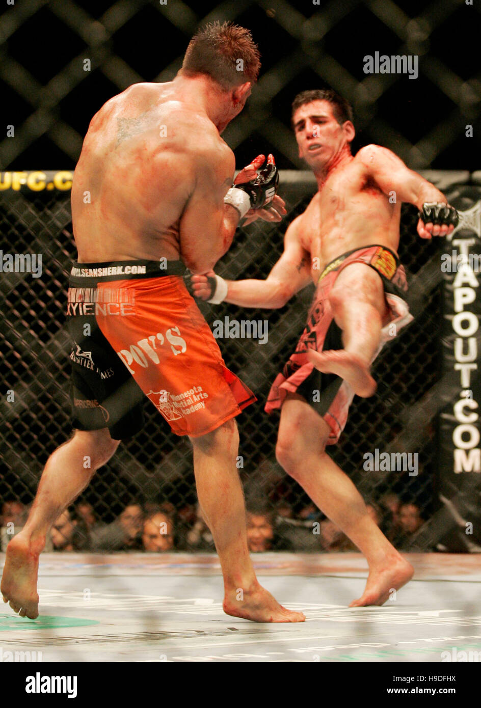 Samstag, 14. Oktober 2006 kämpft Sean Sherk, links, Kenny Florian bei ...