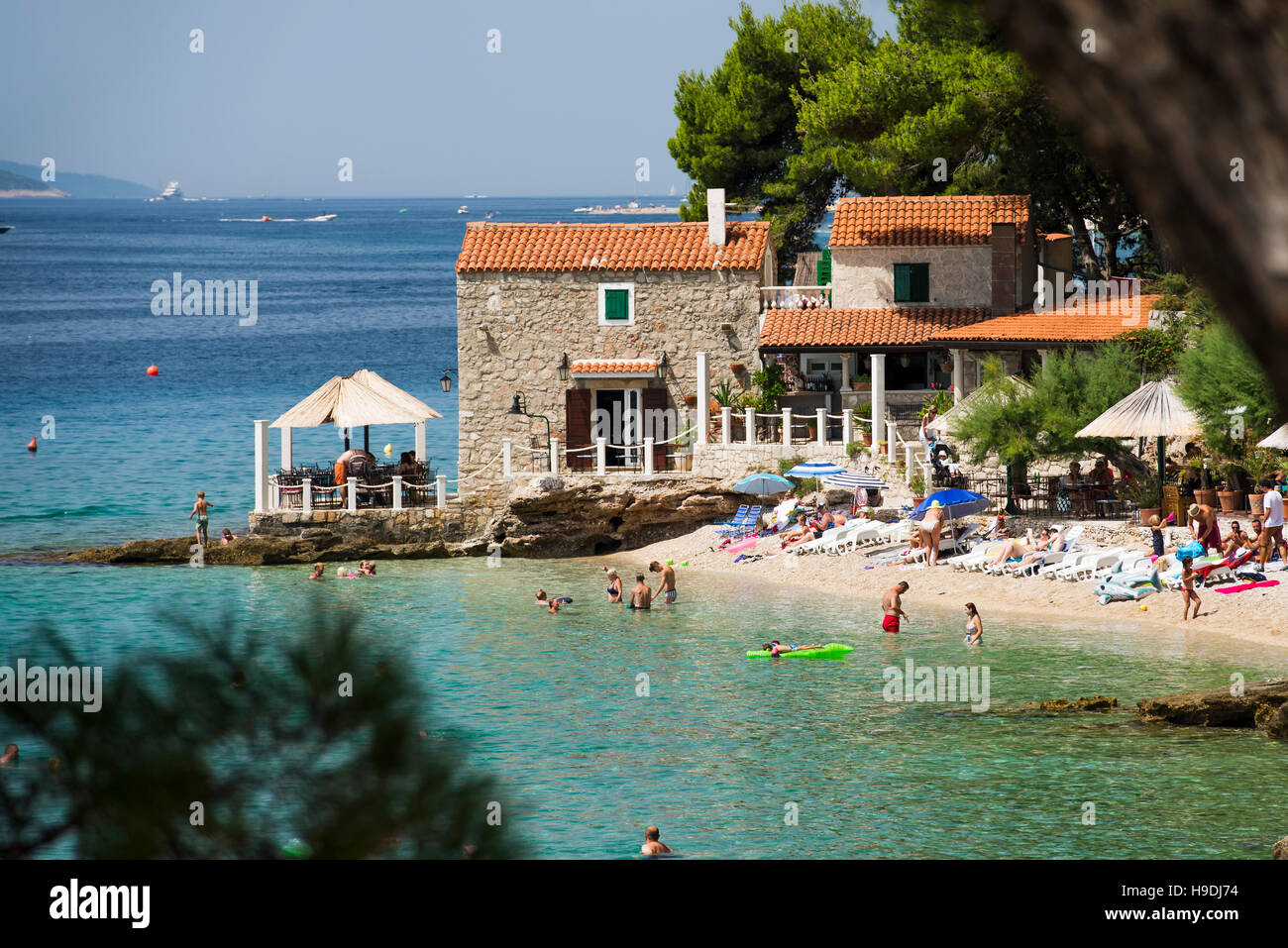 Bol, Kroatien - 7. Juli 2016: Strandbar & Restaurant Ribarska Kucica in ...