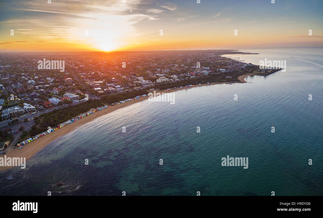 Luftaufnahme der Sonnenaufgang am Strand von Brighton zeigt der ...