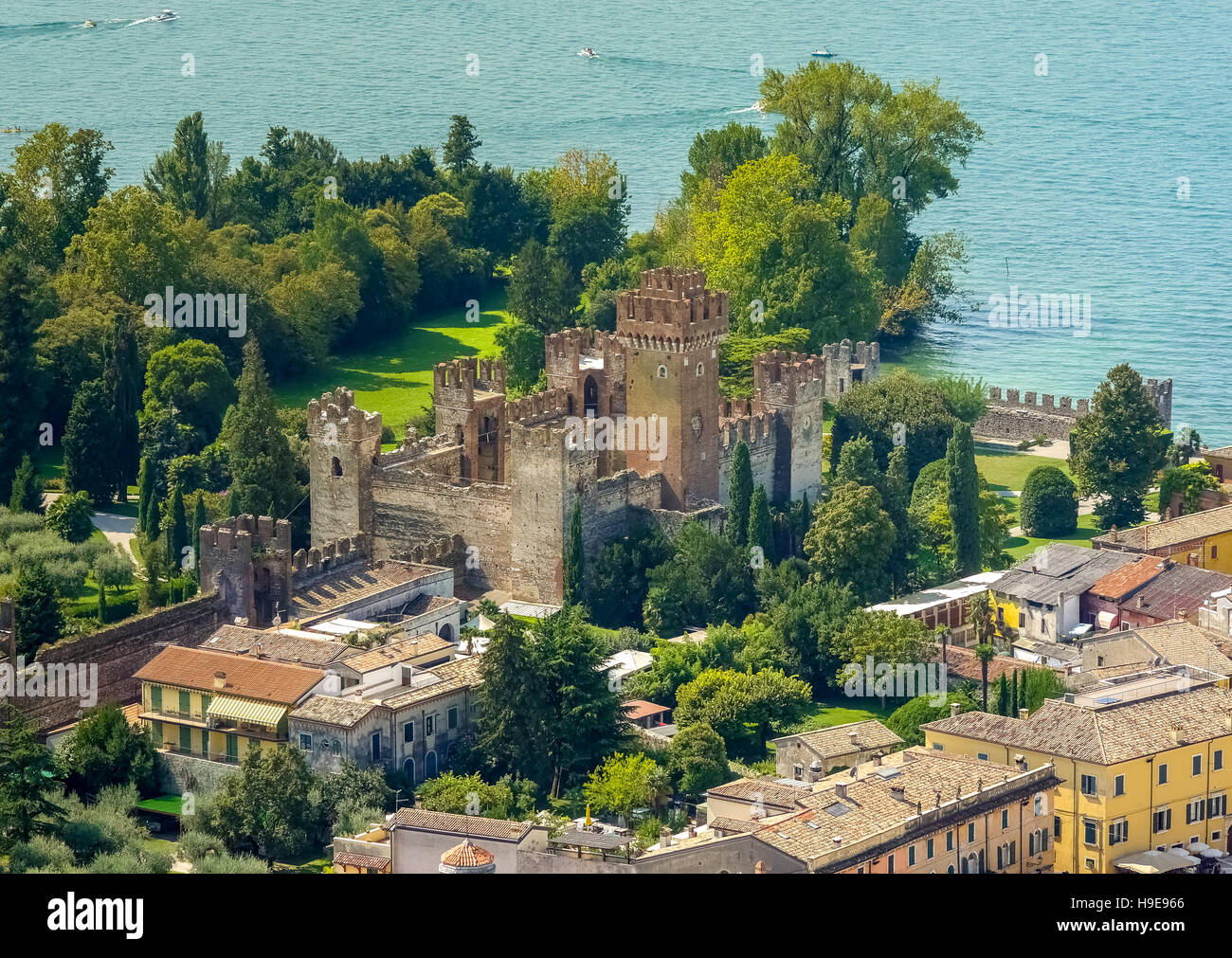 Lazise with castello di lazise -Fotos und -Bildmaterial in hoher ...