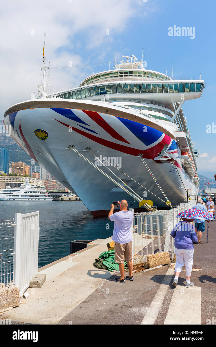 Monaco, Monaco - 30. Juli 2016: Kreuzfahrtschiff MV Azura in Hafen von ...