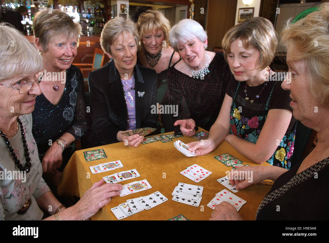Old ladies playing cards -Fotos und -Bildmaterial in hoher Auflösung ...