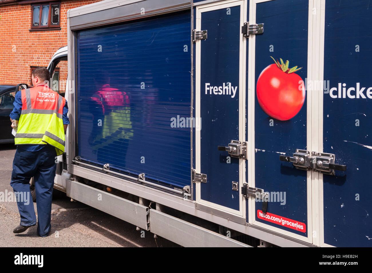 Tesco delivery van -Fotos und -Bildmaterial in hoher Auflösung – Alamy