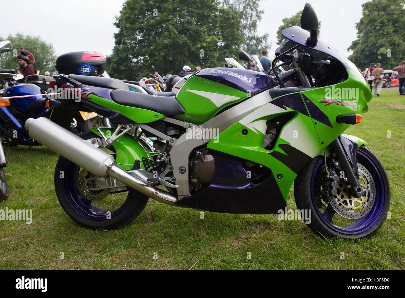 Lila motorrad -Fotos und -Bildmaterial in hoher Auflösung – Alamy