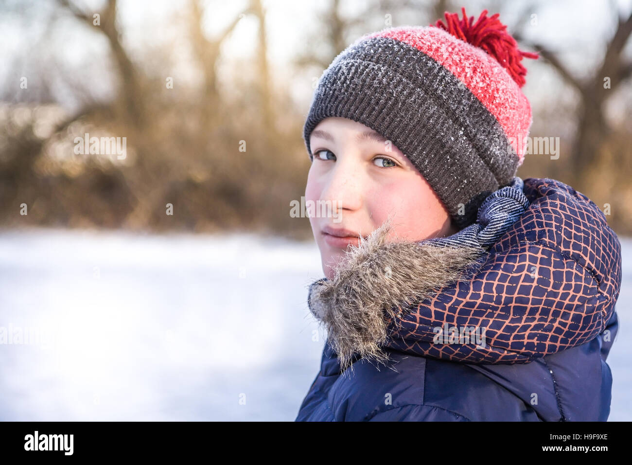 Personen drehen sich um -Fotos und -Bildmaterial in hoher Auflösung – Alamy